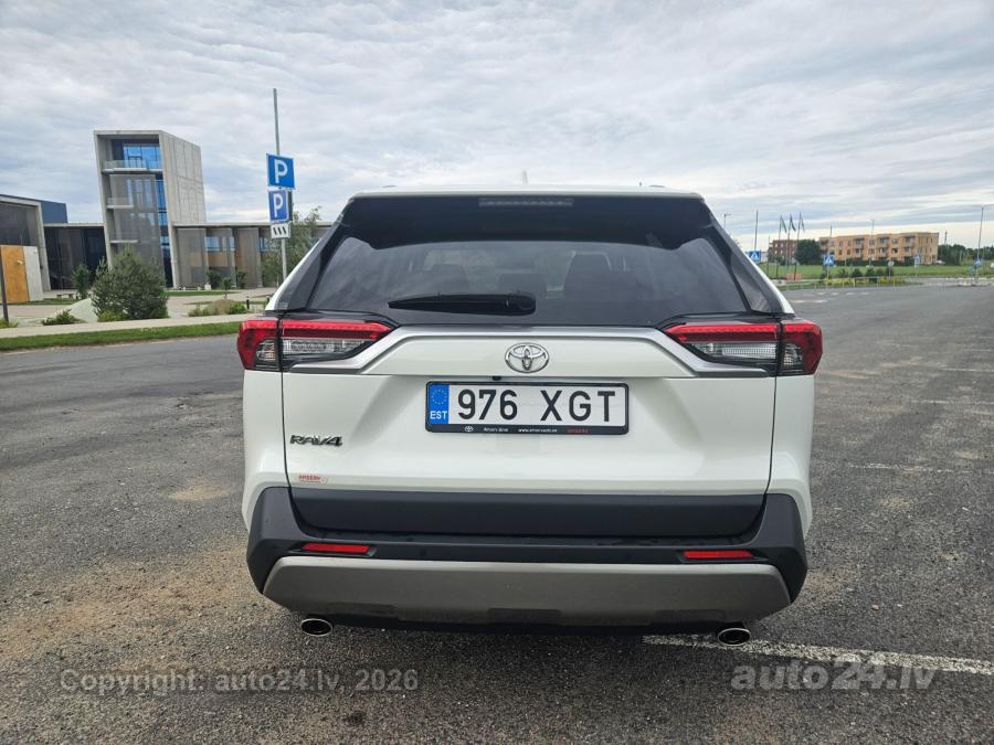 White Toyota RAV4 2022 in Tallinn, with an engine capacity of 2.00 L and mileage of 39 thousand km for 33900 €, photo 8 on AUTOMOTO.COM.LV