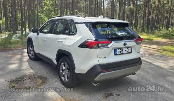 Balts Toyota RAV4 2022 Tallina, ar dzinēja tilpumu 2.50 L un nobraukumu 162 tūkst. km par 23600 €, foto 3 vietnē AUTOMOTO.COM.LV