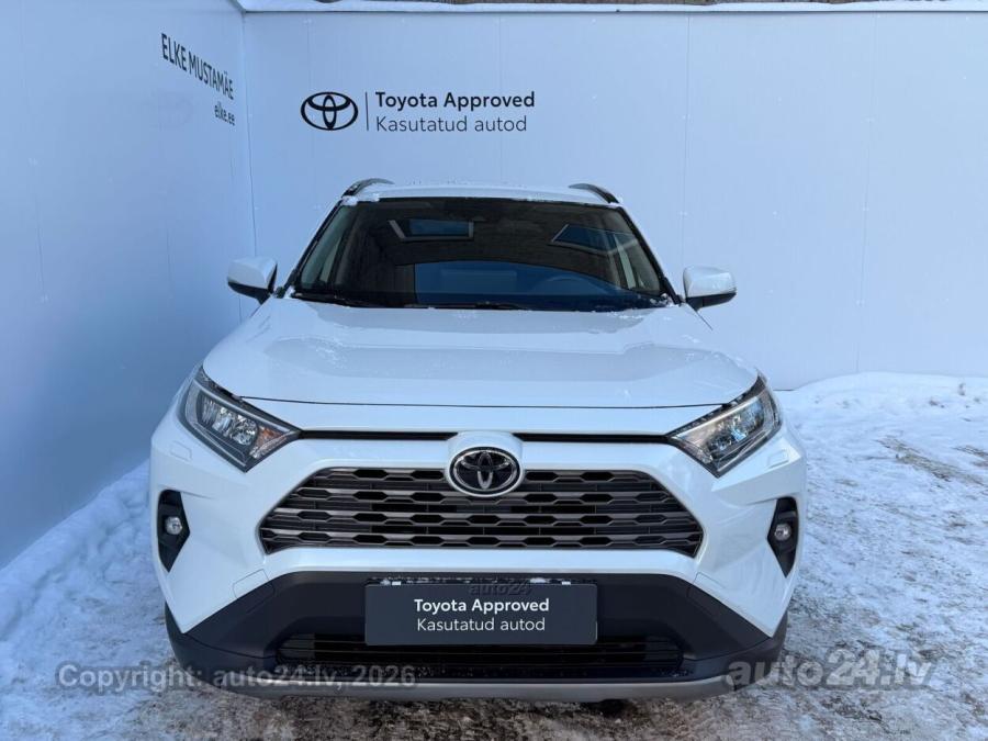 White Toyota RAV4 2023 in Tallinn, with an engine capacity of 2.00 L and mileage of 81 thousand km for 27495 €, photo 5 on AUTOMOTO.COM.LV