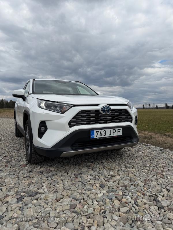 Balts Toyota RAV4 2023 Tallina, ar dzinēja tilpumu 2.50 L un nobraukumu 52 tūkst. km par 34000 €, foto 2 vietnē AUTOMOTO.COM.LV