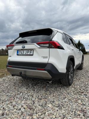 White Toyota RAV4 2023 in Tallinn, with an engine capacity of 2.50 L and mileage of 52 thousand km for 34000 €, photo 6 on AUTOMOTO.COM.LV