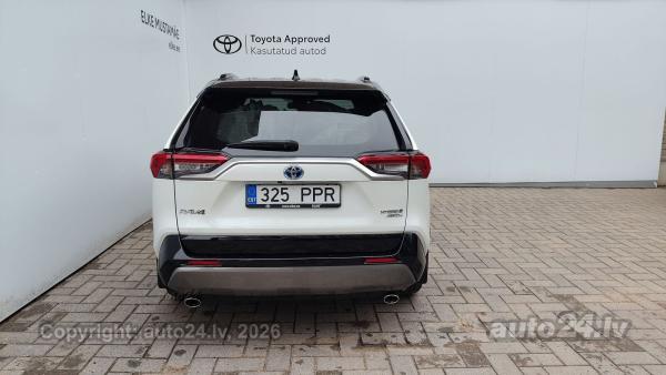 White Toyota RAV4 2023 in Tallinn, with an engine capacity of 2.49 L and mileage of 21 thousand km for 39495 €, photo 4 on AUTOMOTO.COM.LV