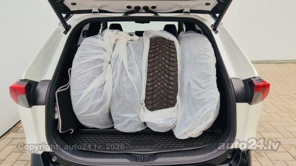 White Toyota RAV4 2023 in Tallinn, with an engine capacity of 2.49 L and mileage of 21 thousand km for 39495 €, photo 10 on AUTOMOTO.COM.LV