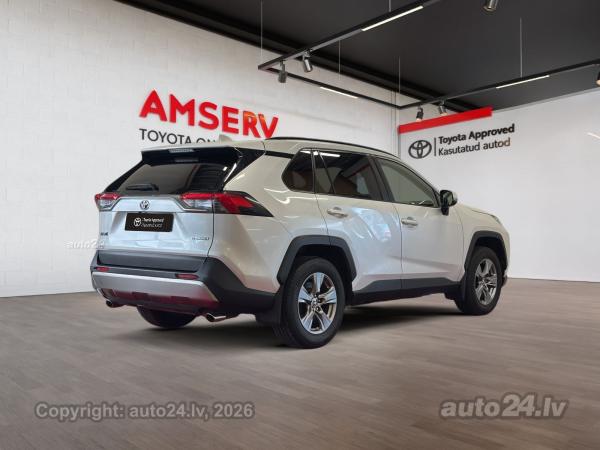 Toyota RAV4 2023 in Tartu on AUTOMOTO.COM.LV White Toyota RAV4 2023 in Tartu, with an engine capacity of 2.50 L and mileage of 141 thousand km for 26990 €, photo 3 on AUTOMOTO.COM.LV
