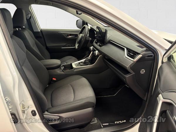 Toyota RAV4 2023 in Tartu on AUTOMOTO.COM.LV White Toyota RAV4 2023 in Tartu, with an engine capacity of 2.50 L and mileage of 141 thousand km for 26990 €, photo 7 on AUTOMOTO.COM.LV
