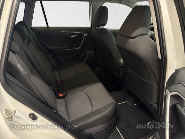 Toyota RAV4 2023 in Tartu on AUTOMOTO.COM.LV White Toyota RAV4 2023 in Tartu, with an engine capacity of 2.50 L and mileage of 141 thousand km for 26990 €, photo 8 on AUTOMOTO.COM.LV