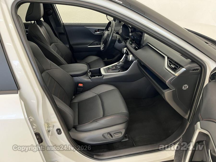 White Toyota RAV4 2024 in Rakvere, with an engine capacity of 2.49 L and mileage of 30 thousand km for 49490 €, photo 6 on AUTOMOTO.COM.LV