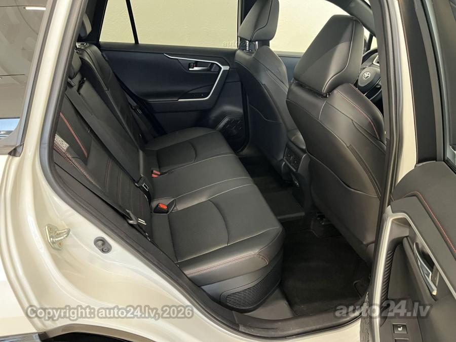 White Toyota RAV4 2024 in Rakvere, with an engine capacity of 2.49 L and mileage of 30 thousand km for 49490 €, photo 7 on AUTOMOTO.COM.LV