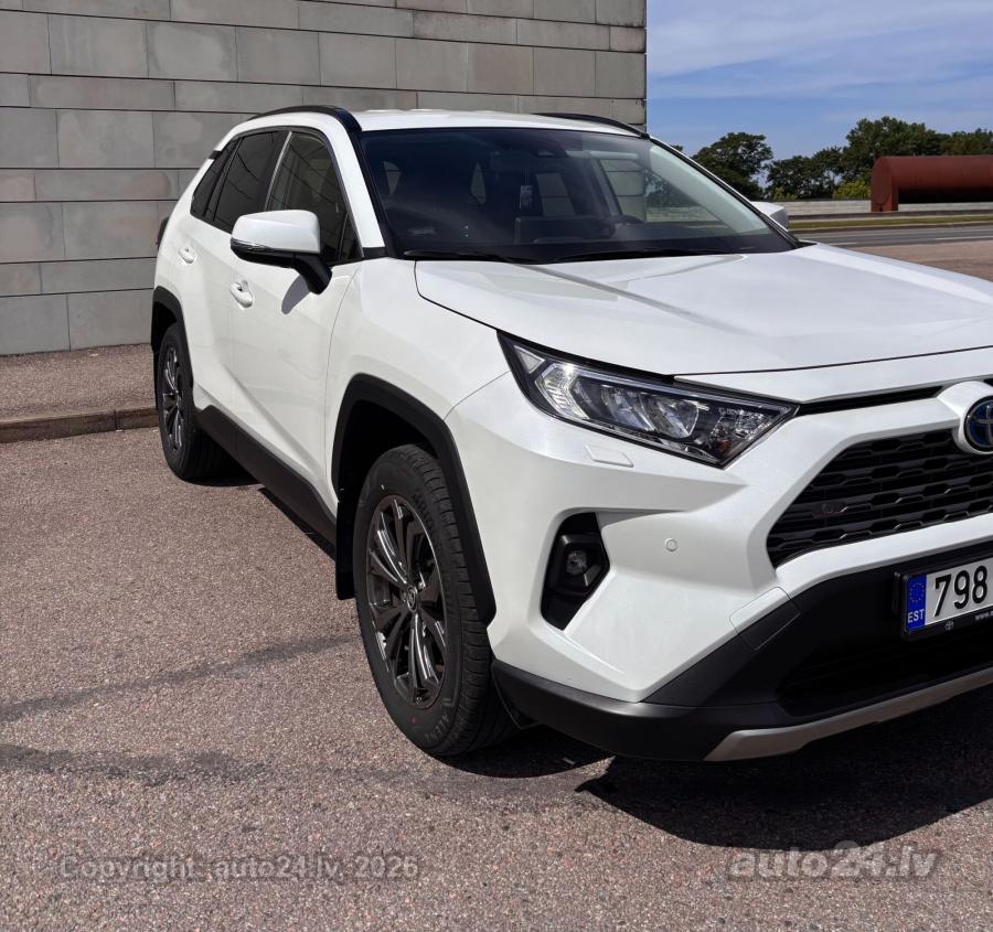 White Toyota RAV4 2024 in Tallinn, with an engine capacity of 2.50 L and mileage of 16 thousand km for 37900 €, photo 1 on AUTOMOTO.COM.LV