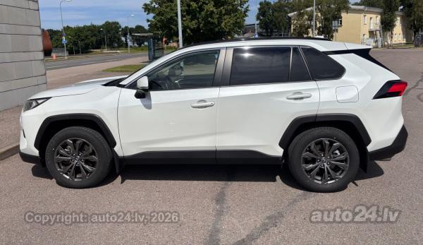 White Toyota RAV4 2024 in Tallinn, with an engine capacity of 2.50 L and mileage of 16 thousand km for 37900 €, photo 4 on AUTOMOTO.COM.LV
