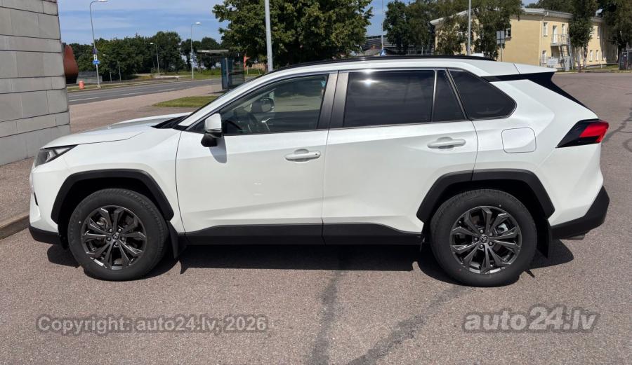 White Toyota RAV4 2024 in Tallinn, with an engine capacity of 2.50 L and mileage of 16 thousand km for 37900 €, photo 5 on AUTOMOTO.COM.LV