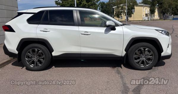 White Toyota RAV4 2024 in Tallinn, with an engine capacity of 2.50 L and mileage of 16 thousand km for 37900 €, photo 5 on AUTOMOTO.COM.LV