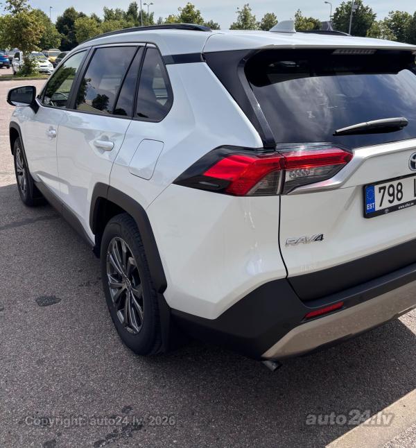 White Toyota RAV4 2024 in Tallinn, with an engine capacity of 2.50 L and mileage of 16 thousand km for 37900 €, photo 7 on AUTOMOTO.COM.LV
