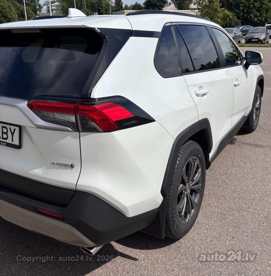 White Toyota RAV4 2024 in Tallinn, with an engine capacity of 2.50 L and mileage of 16 thousand km for 37900 €, photo 9 on AUTOMOTO.COM.LV