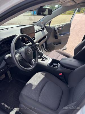 White Toyota RAV4 2024 in Tallinn, with an engine capacity of 2.50 L and mileage of 16 thousand km for 37900 €, photo 12 on AUTOMOTO.COM.LV