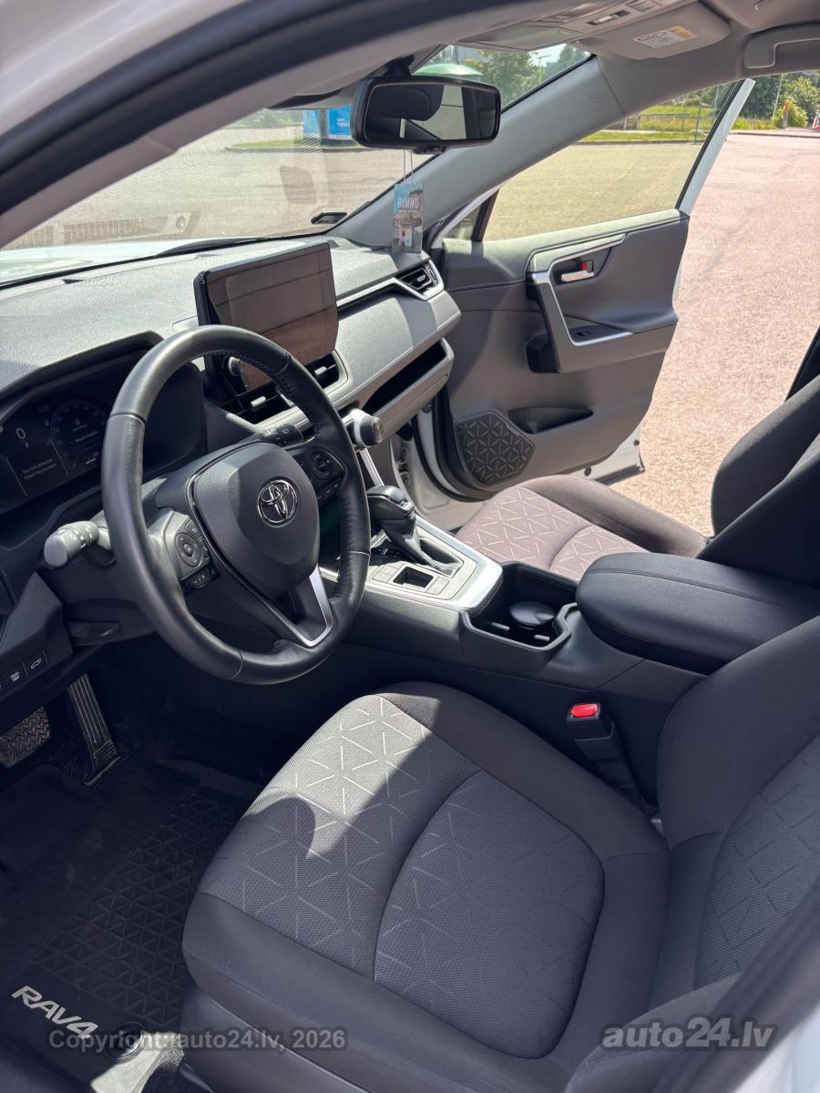 White Toyota RAV4 2024 in Tallinn, with an engine capacity of 2.50 L and mileage of 16 thousand km for 37900 €, photo 12 on AUTOMOTO.COM.LV
