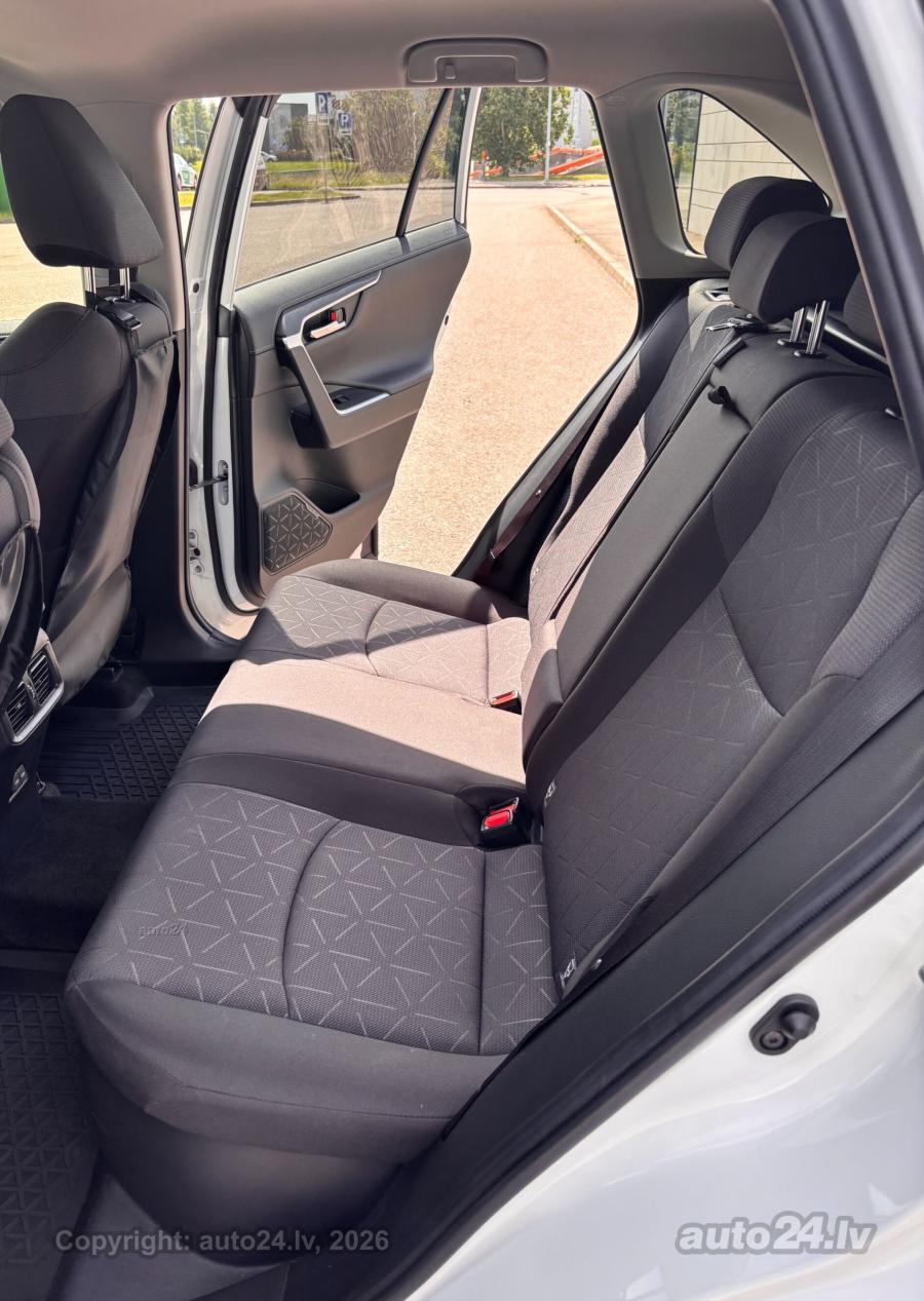 White Toyota RAV4 2024 in Tallinn, with an engine capacity of 2.50 L and mileage of 16 thousand km for 37900 €, photo 13 on AUTOMOTO.COM.LV