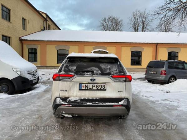 Balts Toyota RAV4 2025 Tallina, ar dzinēja tilpumu 2.50 L un nobraukumu 23 tūkst. km par 38990 €, foto 1 vietnē AUTOMOTO.COM.LV