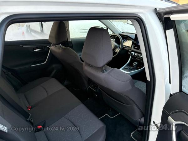 Balts Toyota RAV4 2025 Tallina, ar dzinēja tilpumu 2.50 L un nobraukumu 23 tūkst. km par 38990 €, foto 6 vietnē AUTOMOTO.COM.LV