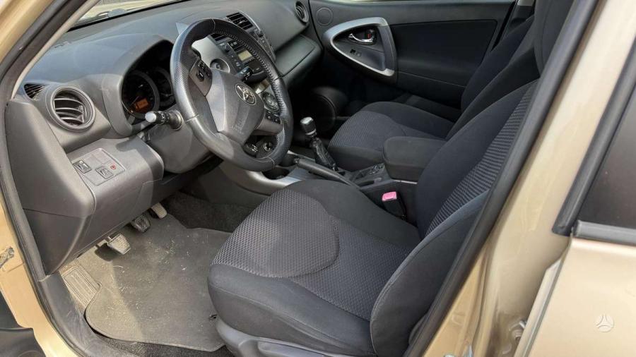 Dzeltens Toyota RAV4 2011 Marijampole, ar dzinēja tilpumu 2.23 L un nobraukumu 222 tūkst. km par 7900 €, foto 8 vietnē AUTOMOTO.COM.LV