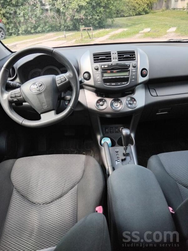 Yellow Toyota RAV4 2012 in Riga, with an engine capacity of 2.00 L and mileage of 240 thousand km for 9990 €, photo 6 on AUTOMOTO.COM.LV