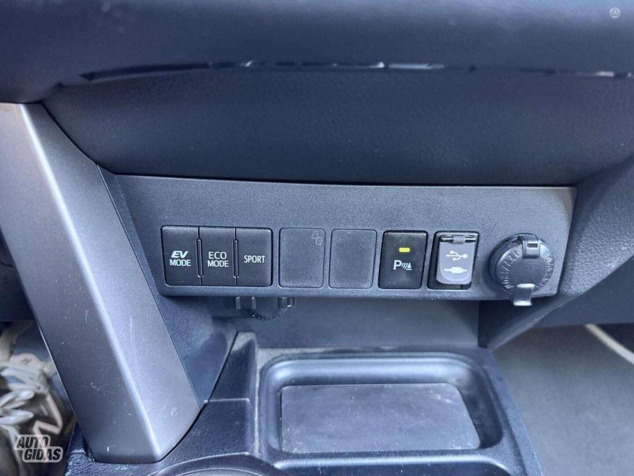 Yellow Toyota RAV4 2016 in Vilnius, with an engine capacity of 0.00 L and mileage of 210 thousand km for 16250 €, photo 18 on AUTOMOTO.COM.LV