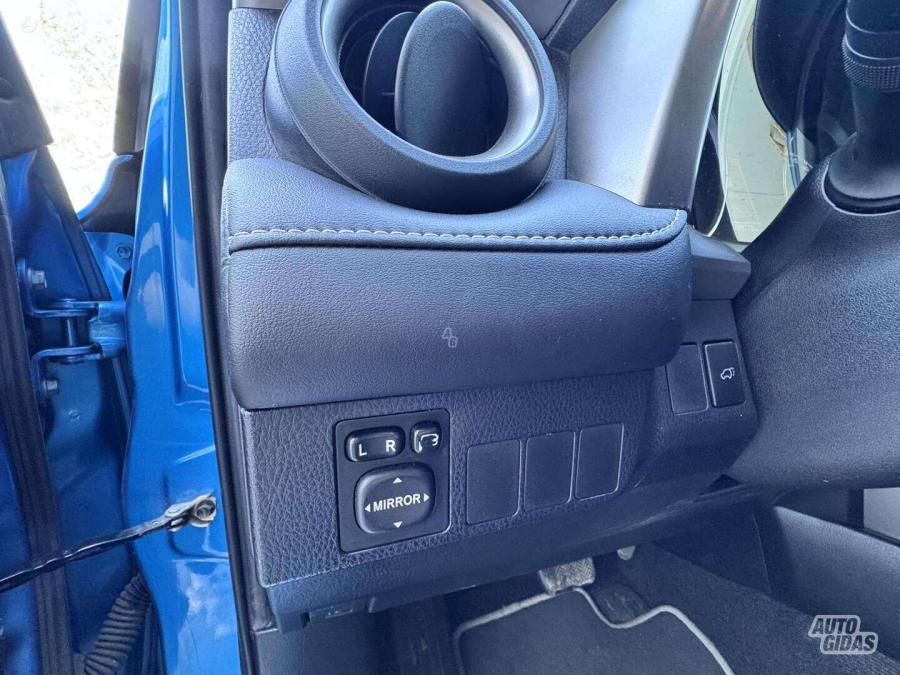Yellow Toyota RAV4 2016 in Vilnius, with an engine capacity of 0.00 L and mileage of 210 thousand km for 16250 €, photo 26 on AUTOMOTO.COM.LV