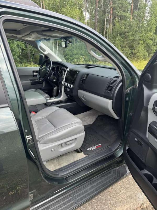 Green Toyota Sequoia 2008 in Vilnius, with an engine capacity of 5.66 L and mileage of 237 thousand km for 18700 €, photo 9 on AUTOMOTO.COM.LV