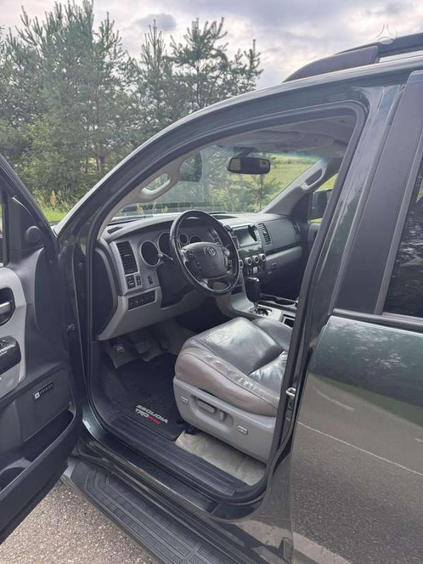 Green Toyota Sequoia 2008 in Vilnius, with an engine capacity of 5.66 L and mileage of 237 thousand km for 18700 €, photo 10 on AUTOMOTO.COM.LV