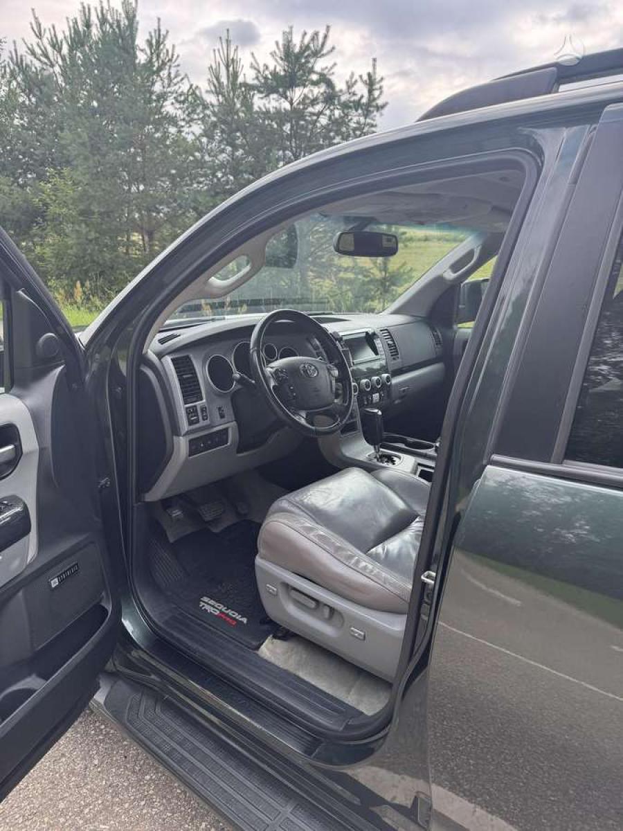 Green Toyota Sequoia 2008 in Vilnius, with an engine capacity of 5.66 L and mileage of 237 thousand km for 18700 €, photo 11 on AUTOMOTO.COM.LV