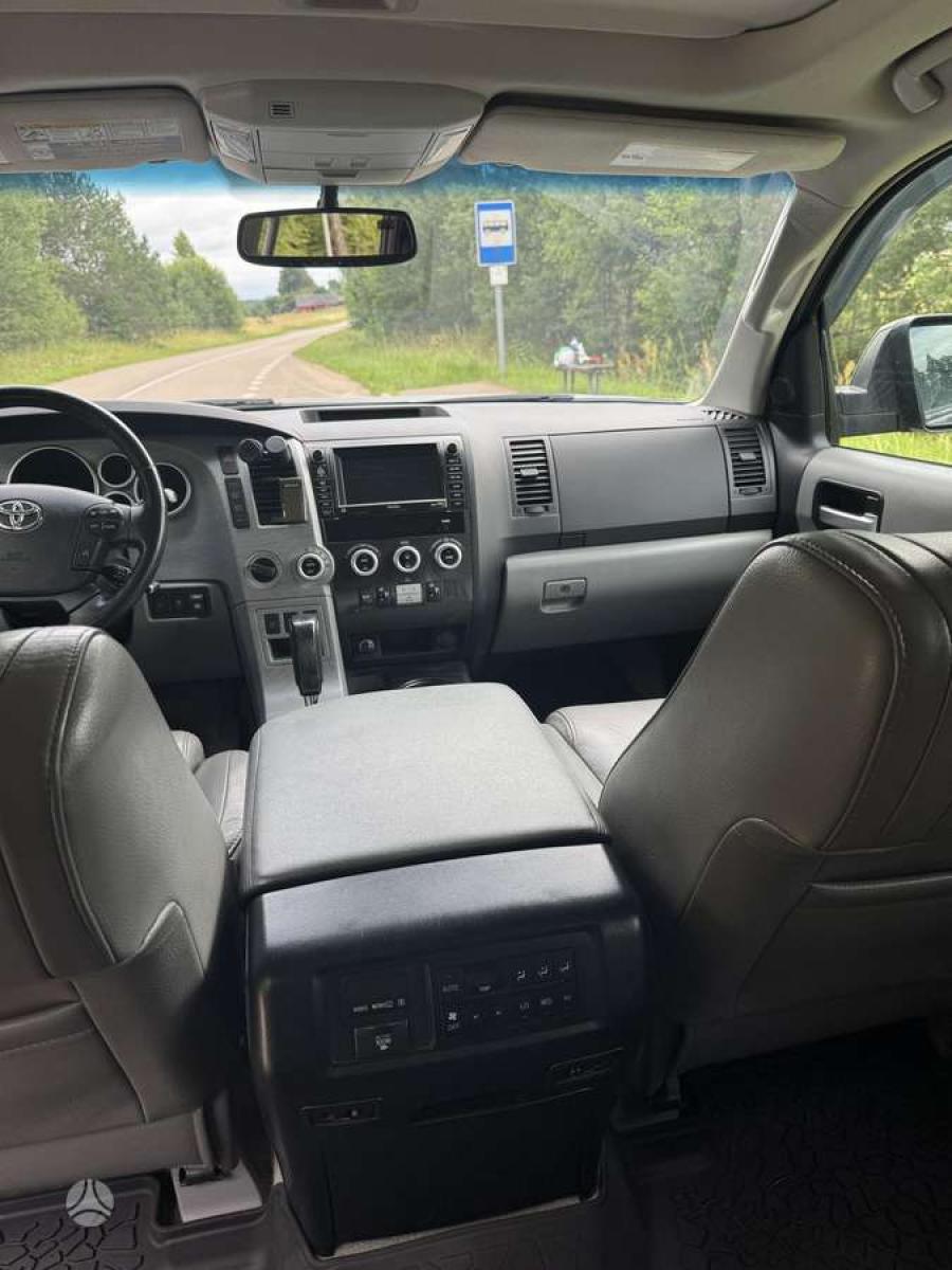Green Toyota Sequoia 2008 in Vilnius, with an engine capacity of 5.66 L and mileage of 237 thousand km for 18700 €, photo 14 on AUTOMOTO.COM.LV