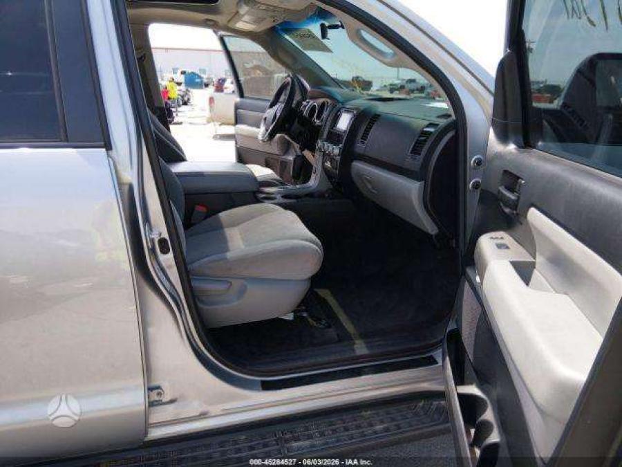 Grey Toyota Sequoia 2017 in Klaipeda, with an engine capacity of 5.70 L and mileage of 317 thousand km for 9300 €, photo 17 on AUTOMOTO.COM.LV