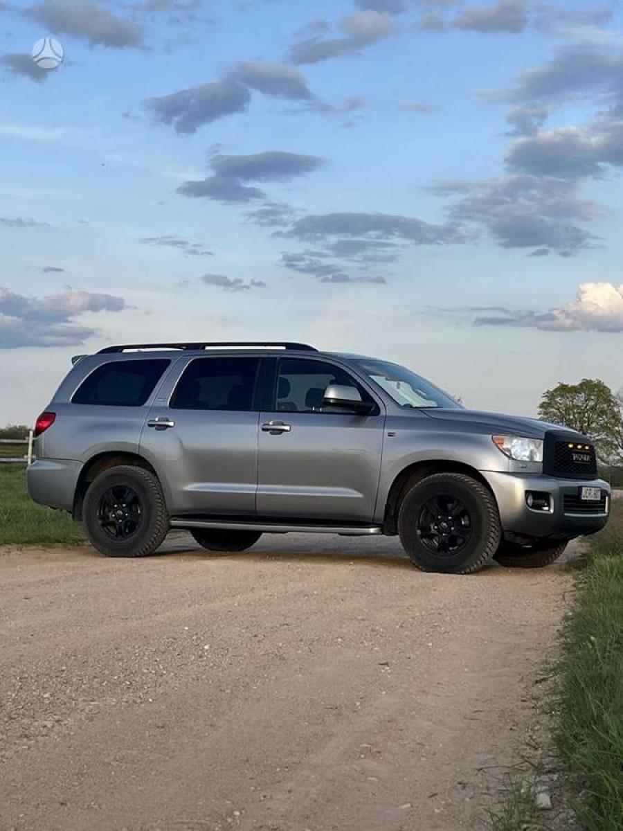 Grey Toyota Sequoia 2010 in Vilnius, with an engine capacity of 5.70 L and mileage of 171 thousand km for 14000 €, photo 2 on AUTOMOTO.COM.LV
