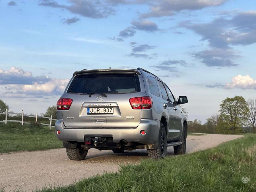 Grey Toyota Sequoia 2010 in Vilnius, with an engine capacity of 5.70 L and mileage of 171 thousand km for 14000 €, photo 3 on AUTOMOTO.COM.LV