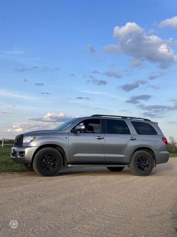 Pelēks Toyota Sequoia 2010 Viļņa, ar dzinēja tilpumu 5.70 L un nobraukumu 171 tūkst. km par 14000 €, foto 5 vietnē AUTOMOTO.COM.LV