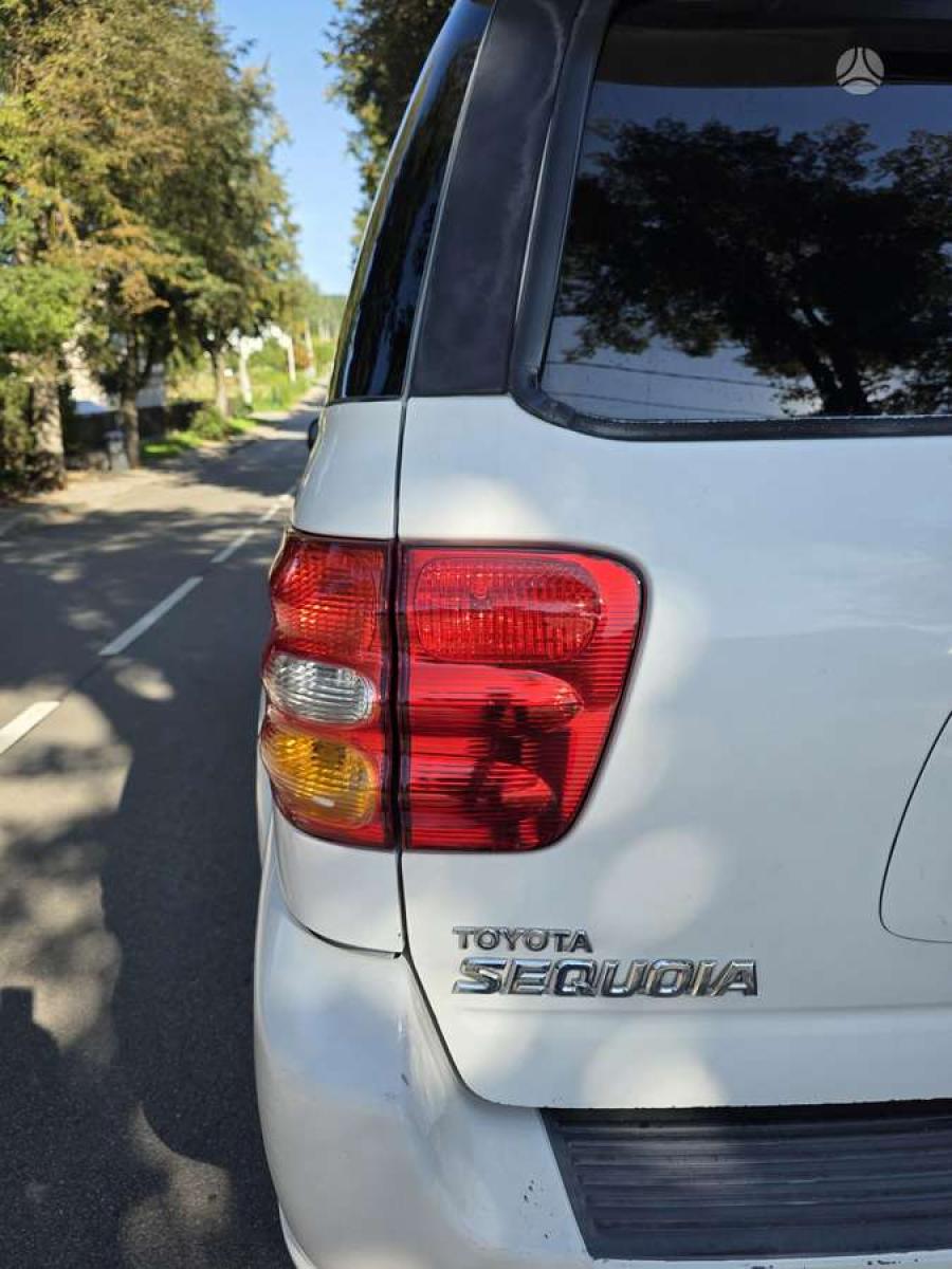 White Toyota Sequoia 2003 in Vilnius, with an engine capacity of 4.66 L and mileage of 270 thousand km for 9500 €, photo 12 on AUTOMOTO.COM.LV
