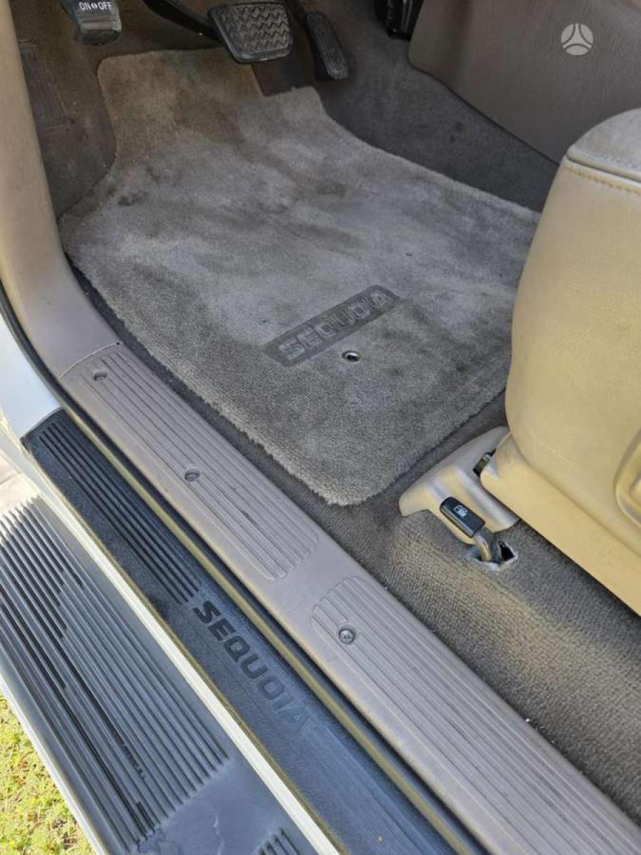 White Toyota Sequoia 2003 in Vilnius, with an engine capacity of 4.66 L and mileage of 270 thousand km for 9500 €, photo 62 on AUTOMOTO.COM.LV