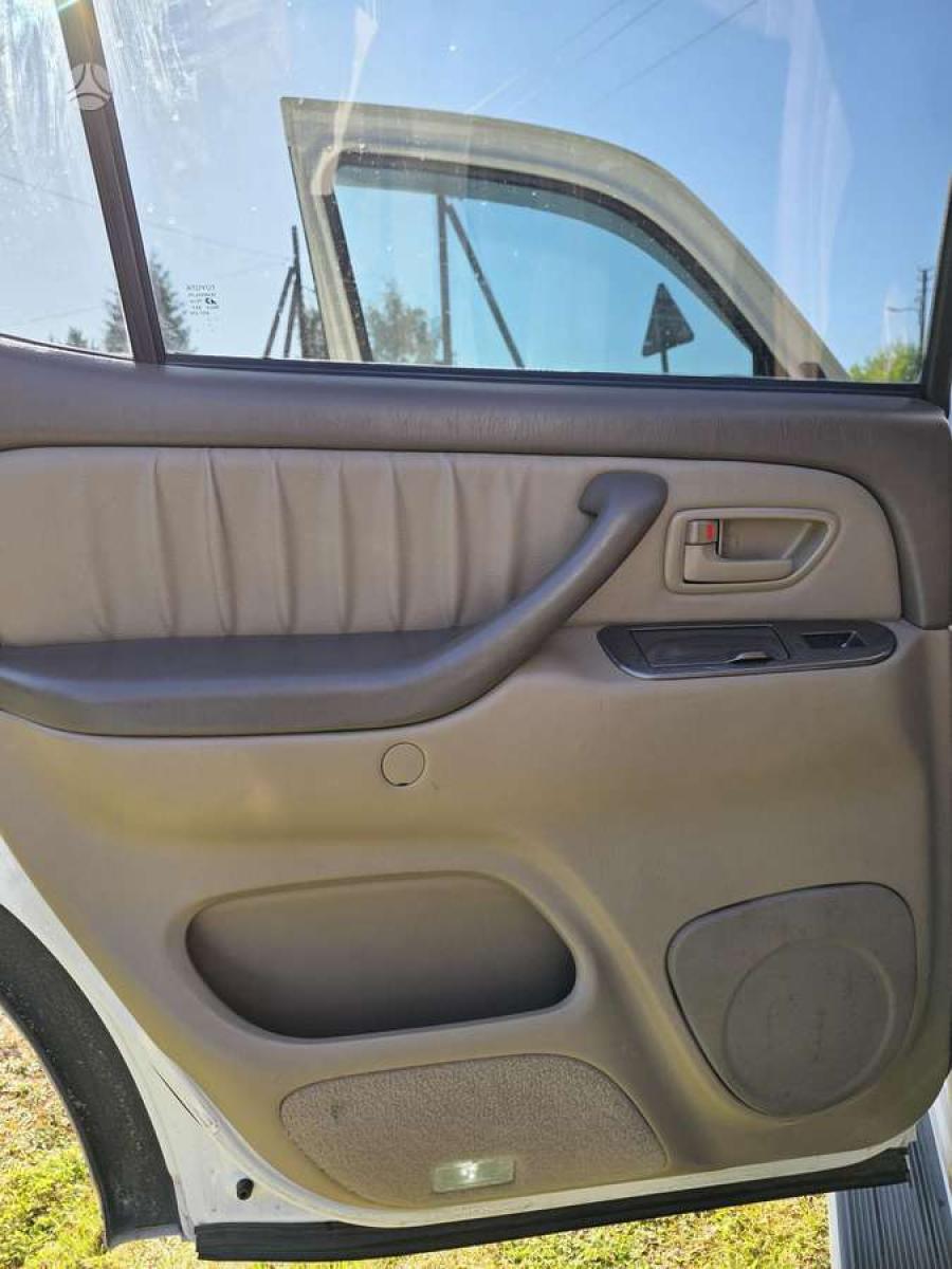 White Toyota Sequoia 2003 in Vilnius, with an engine capacity of 4.66 L and mileage of 270 thousand km for 9500 €, photo 57 on AUTOMOTO.COM.LV