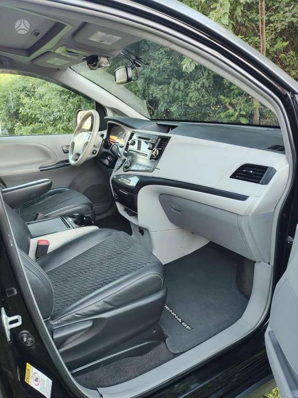 Black Toyota Sienna 2012 in Vilnius, with an engine capacity of 3.46 L and mileage of 164 thousand km for 12900 €, photo 6 on AUTOMOTO.COM.LV