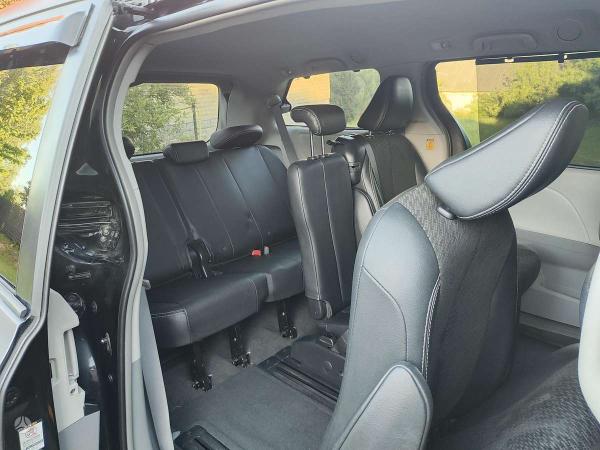 Black Toyota Sienna 2012 in Vilnius, with an engine capacity of 3.46 L and mileage of 164 thousand km for 12900 €, photo 9 on AUTOMOTO.COM.LV