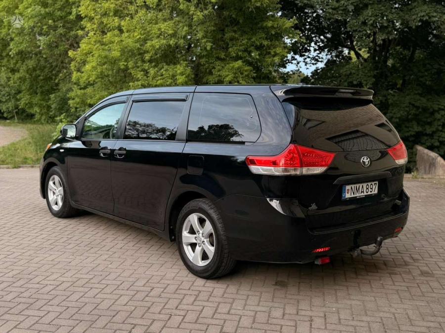 Black Toyota Sienna 2012 in Vilnius, with an engine capacity of 3.50 L and mileage of 268 thousand km for 9700 €, photo 5 on AUTOMOTO.COM.LV