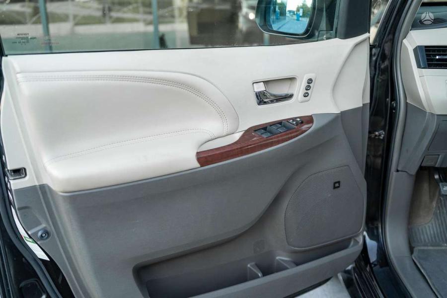 Black Toyota Sienna 2013 in Klaipeda, with an engine capacity of 3.46 L and mileage of 192 thousand km for 18000 €, photo 15 on AUTOMOTO.COM.LV