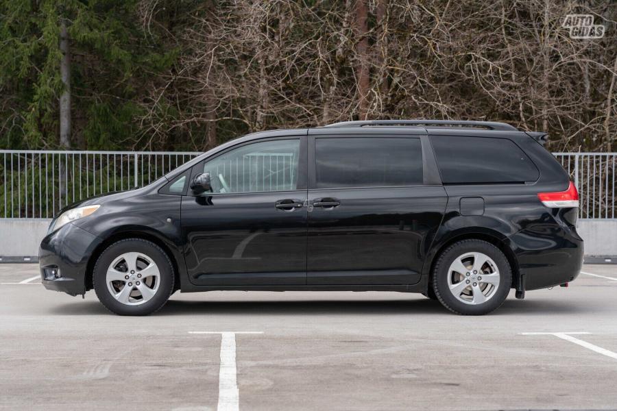 Melns Toyota Sienna 2014 Viļņa, ar dzinēja tilpumu 3.50 L un nobraukumu 235 tūkst. km par 13900 €, foto 1 vietnē AUTOMOTO.COM.LV