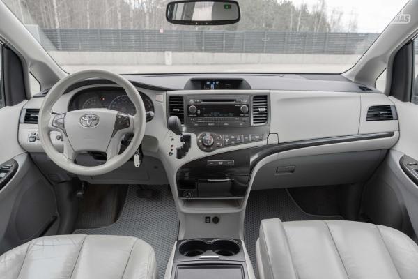 Melns Toyota Sienna 2014 Viļņa, ar dzinēja tilpumu 3.50 L un nobraukumu 235 tūkst. km par 13900 €, foto 2 vietnē AUTOMOTO.COM.LV