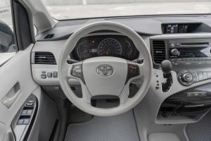 Melns Toyota Sienna 2014 Viļņa, ar dzinēja tilpumu 3.50 L un nobraukumu 235 tūkst. km par 13300 €, foto 3 vietnē AUTOMOTO.COM.LV