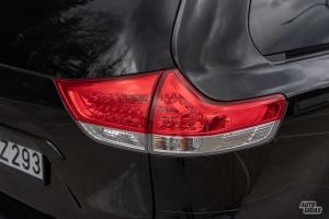 Black Toyota Sienna 2014 in Vilnius, with an engine capacity of 3.50 L and mileage of 235 thousand km for 13200 €, photo 5 on AUTOMOTO.COM.LV