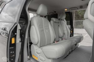 Black Toyota Sienna 2014 in Vilnius, with an engine capacity of 3.50 L and mileage of 235 thousand km for 13200 €, photo 17 on AUTOMOTO.COM.LV
