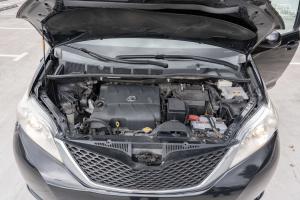Black Toyota Sienna 2014 in Vilnius, with an engine capacity of 3.50 L and mileage of 235 thousand km for 13200 €, photo 19 on AUTOMOTO.COM.LV