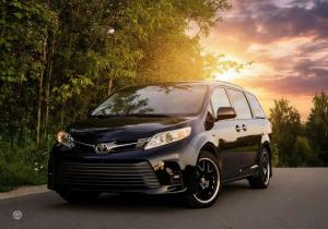 Melns Toyota Sienna 2016 Viļņa, ar dzinēja tilpumu 3.46 L un nobraukumu 235 tūkst. km par 16400 €, foto  vietnē AUTOMOTO.COM.LV