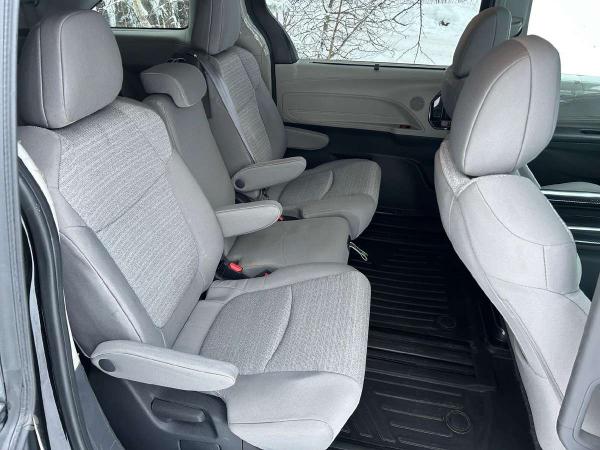 Melns Toyota Sienna 2022 Viļņa, ar dzinēja tilpumu 2.50 L un nobraukumu 305 tūkst. km par 29500 €, foto 9 vietnē AUTOMOTO.COM.LV